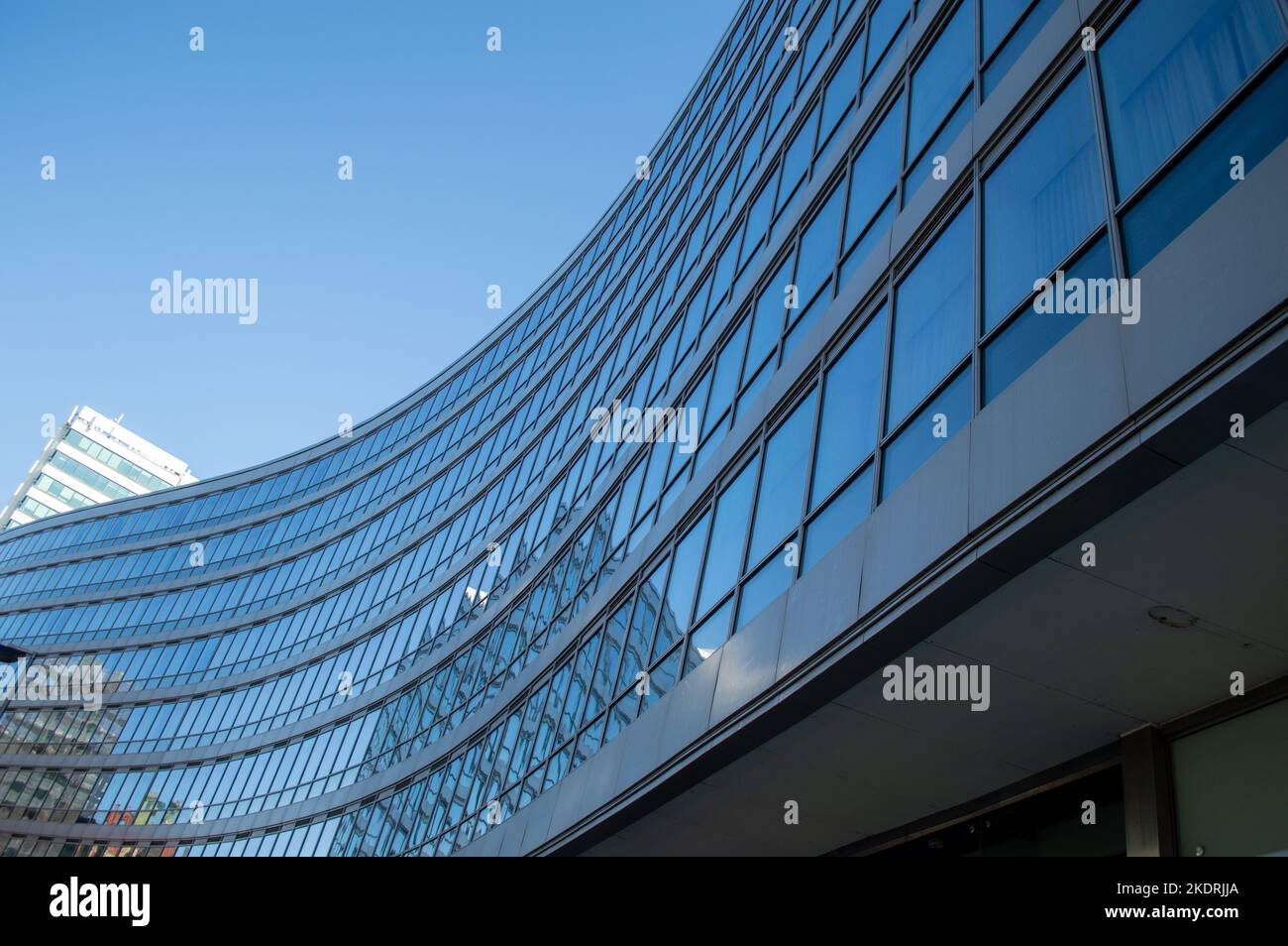 Curved office building hi-res stock photography and images - Alamy