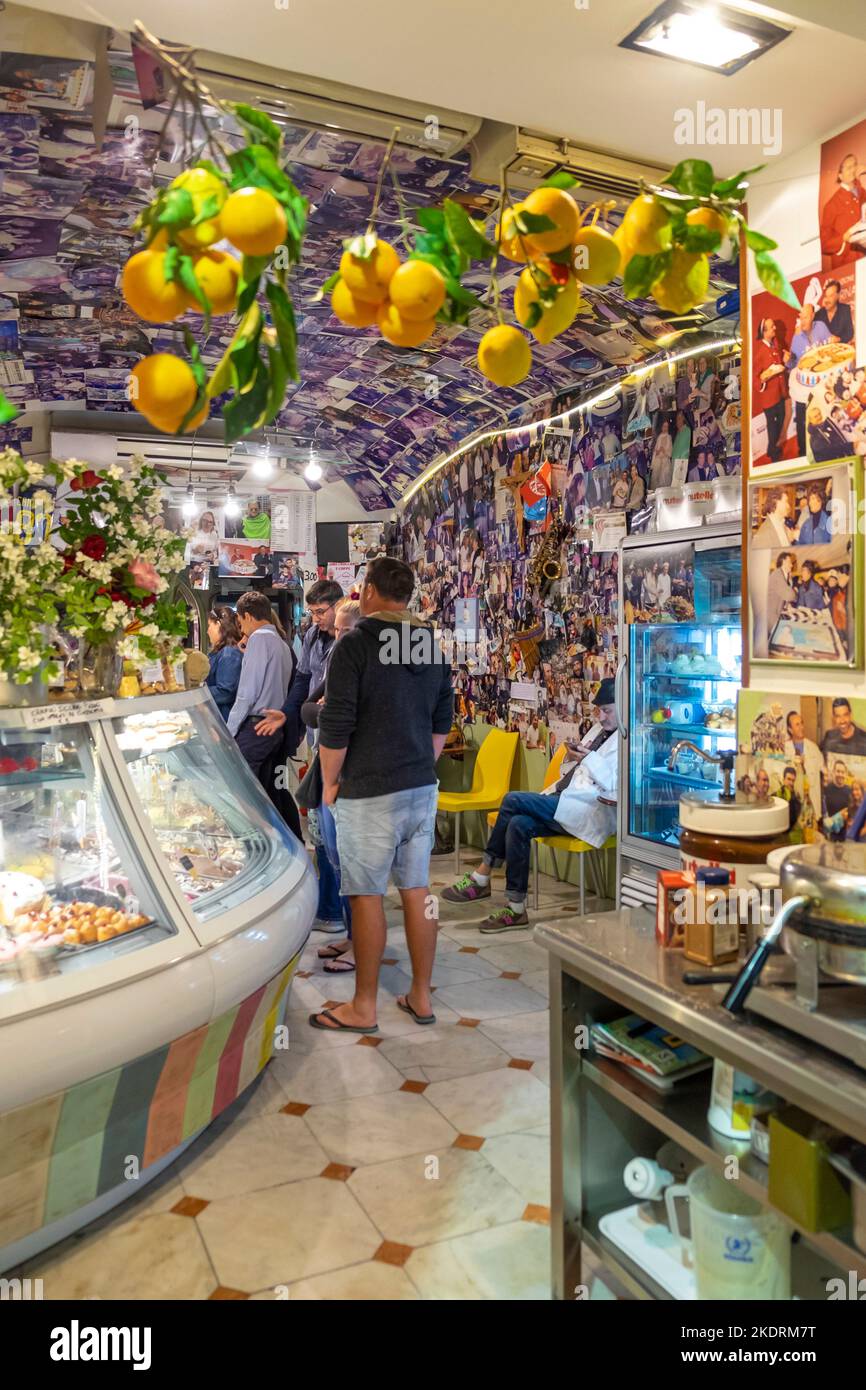 Limoncello shop sorrento italy hi-res stock photography and images - Alamy