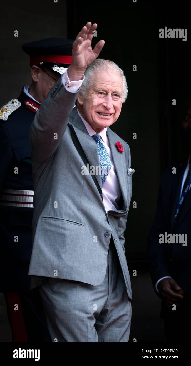 King charles iii waving hi-res stock photography and images - Alamy