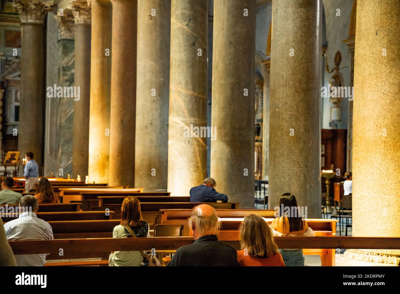Mass eucharist catholic congregation hi-res stock photography and ...