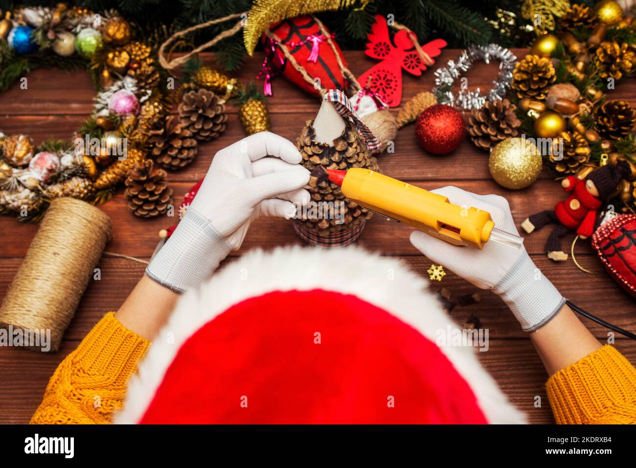Hands creating christmas wreath hi-res stock photography and images - Alamy