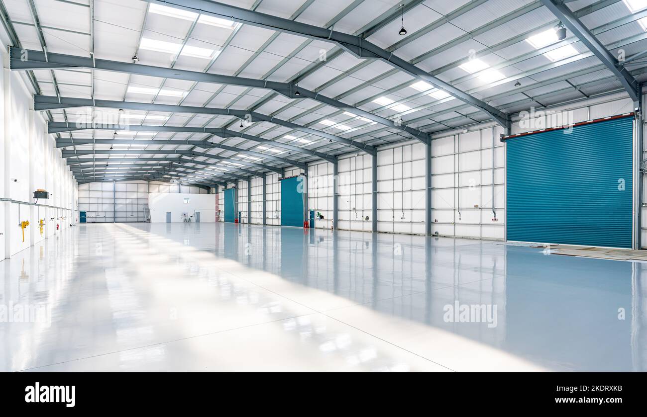 Empty hangar-style factory industrial unit Stock Photo - Alamy Empty hangar-style factory industrial unit Stock Photo - Alamy