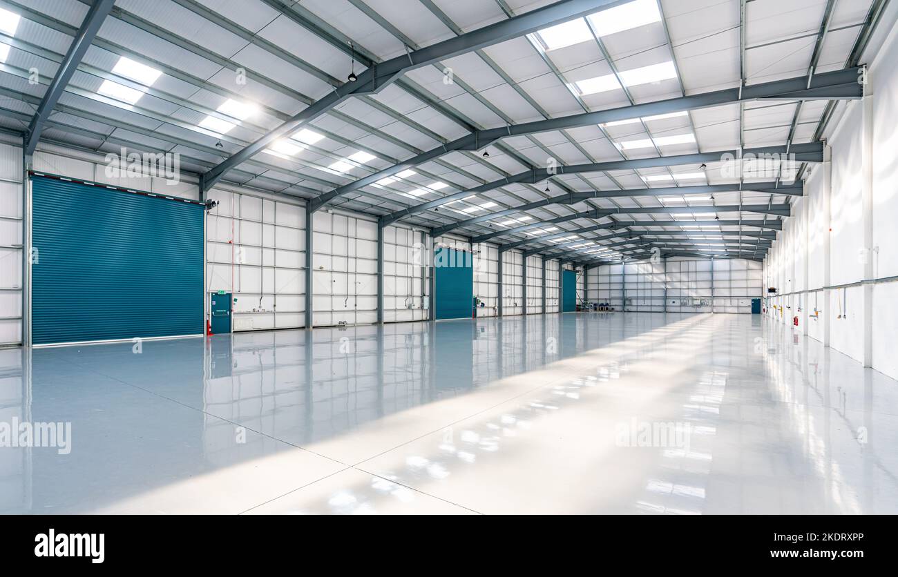 Empty hangar-style factory industrial unit Stock Photo - Alamy
