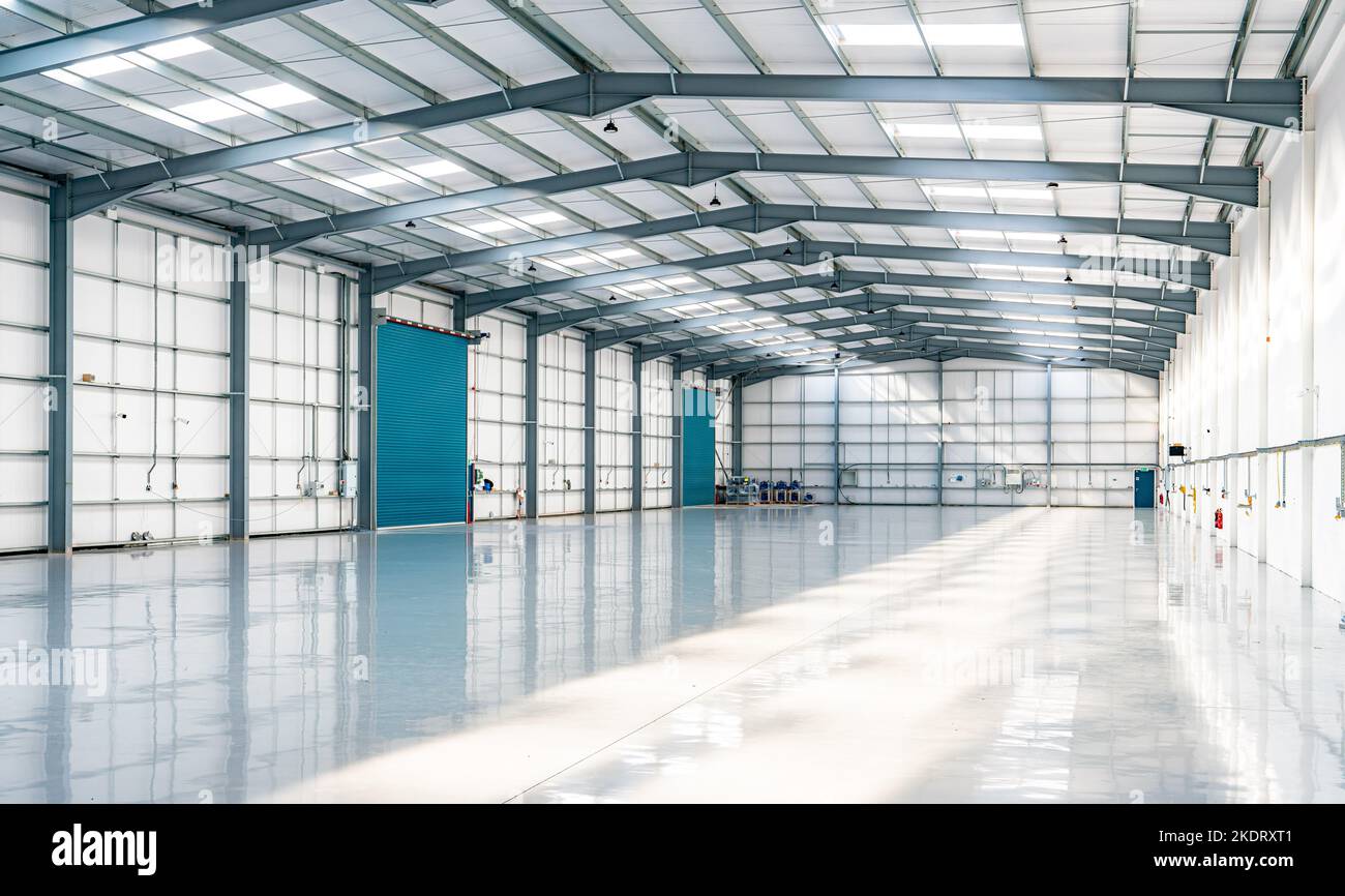 Empty hangar-style factory industrial unit Stock Photo - Alamy