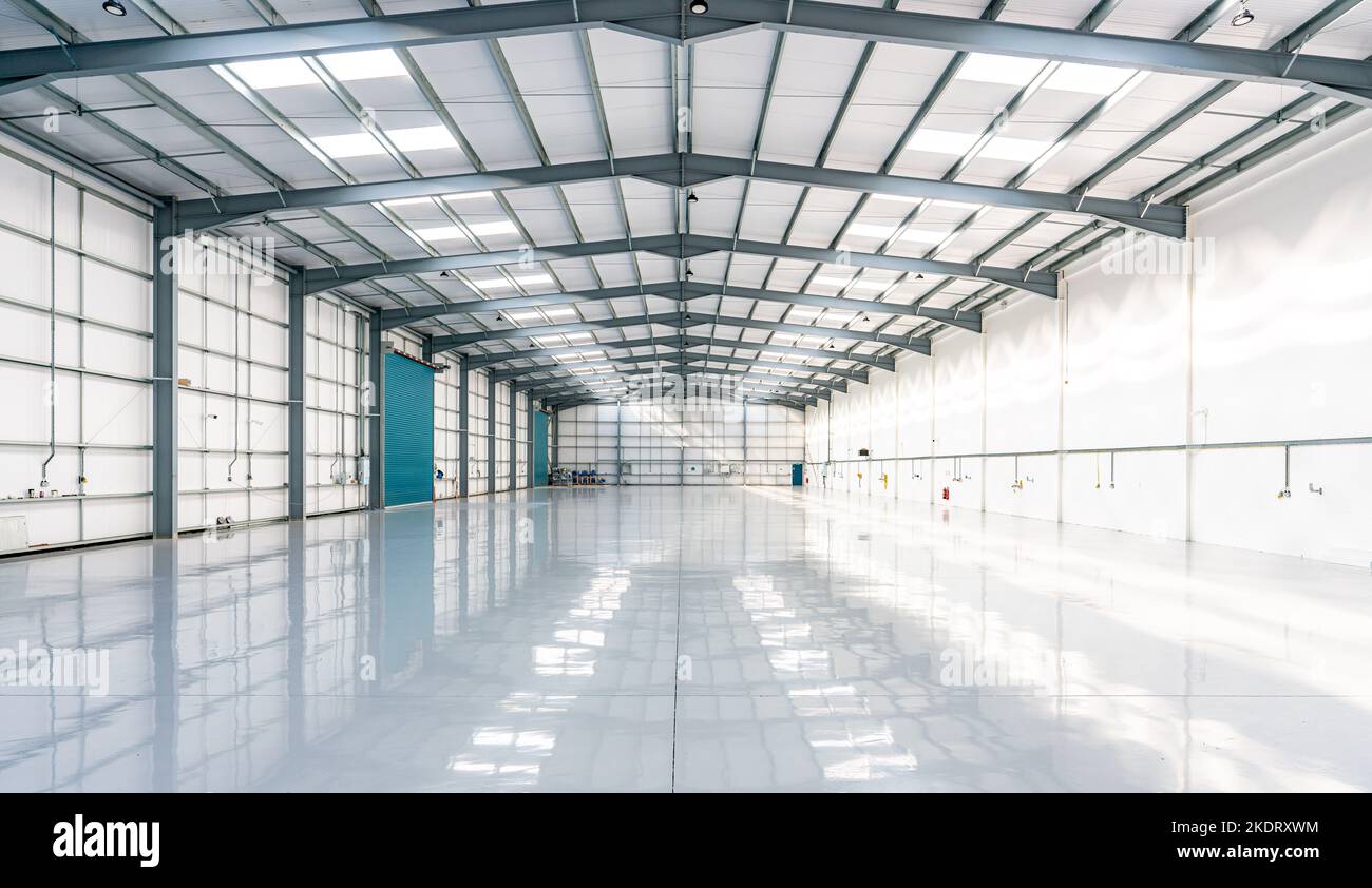 Empty hangar-style factory industrial unit Stock Photo - Alamy