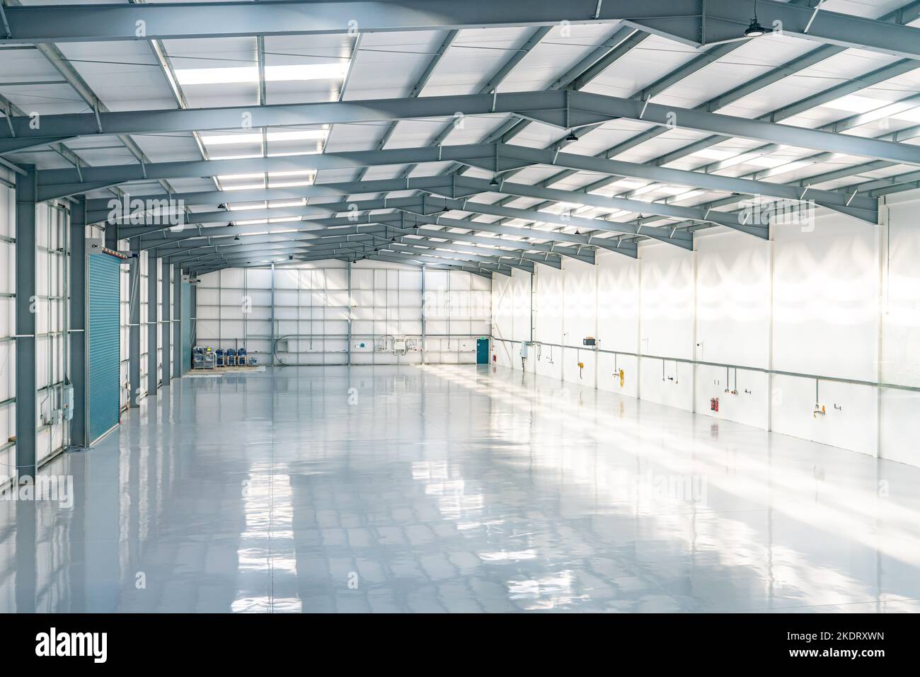 Empty hangar-style factory industrial unit Stock Photo - Alamy