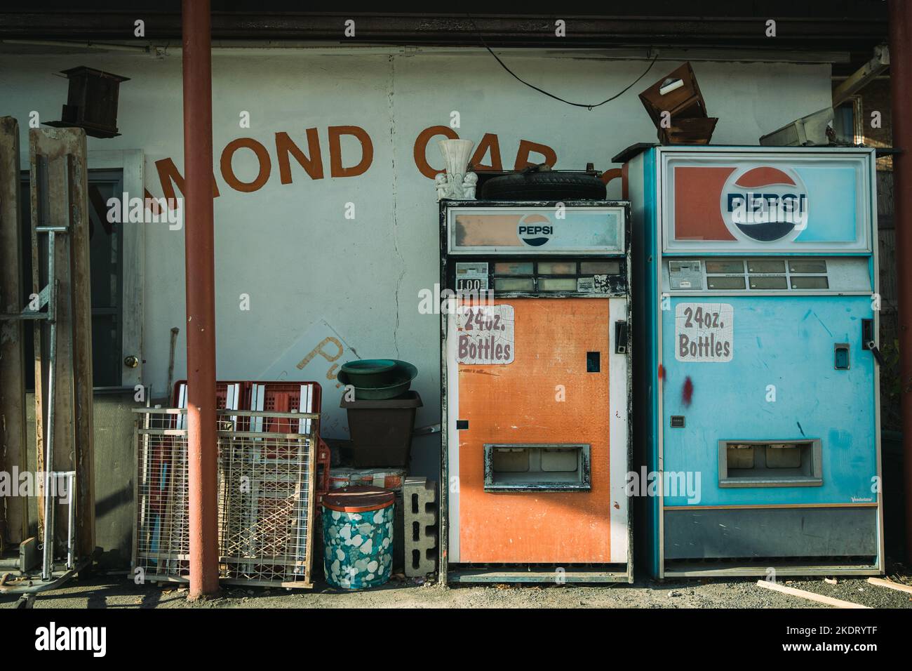 Door and vending machine hi-res stock photography and images - Alamy