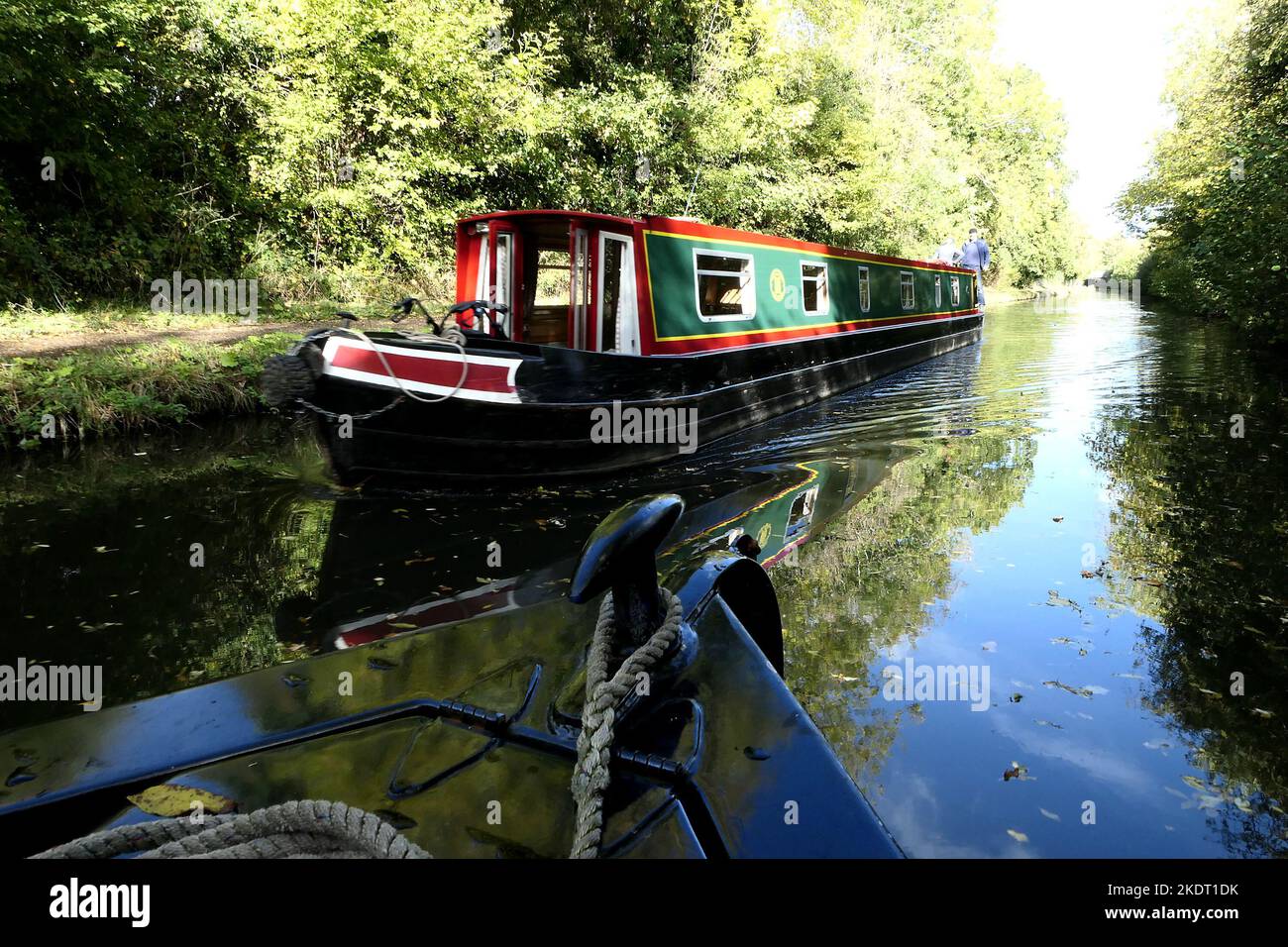 Canal cruising through beautiful Warwickshire countryside Stock Photo ...