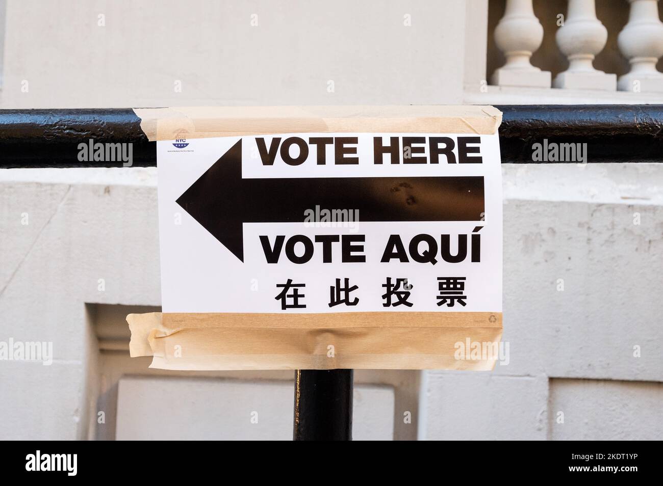 Sign english spanish chinese arrow hi-res stock photography and images ...