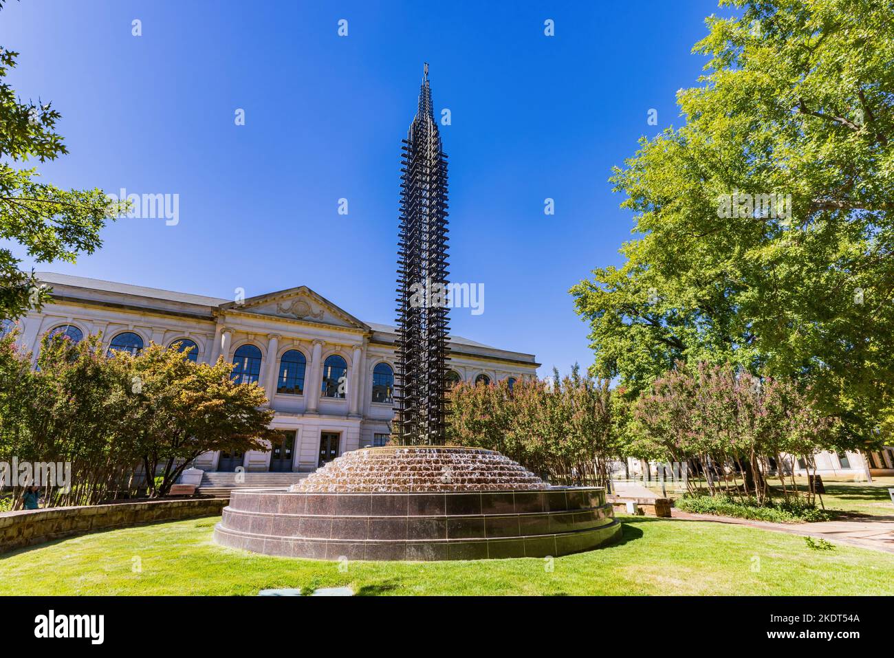 Sunny exterior view of the campus of University of Arkansas at Arkansas ...