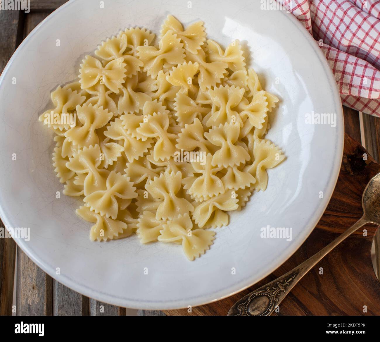 Bow tie noodles on a pasta plate Stock Photo - Alamy