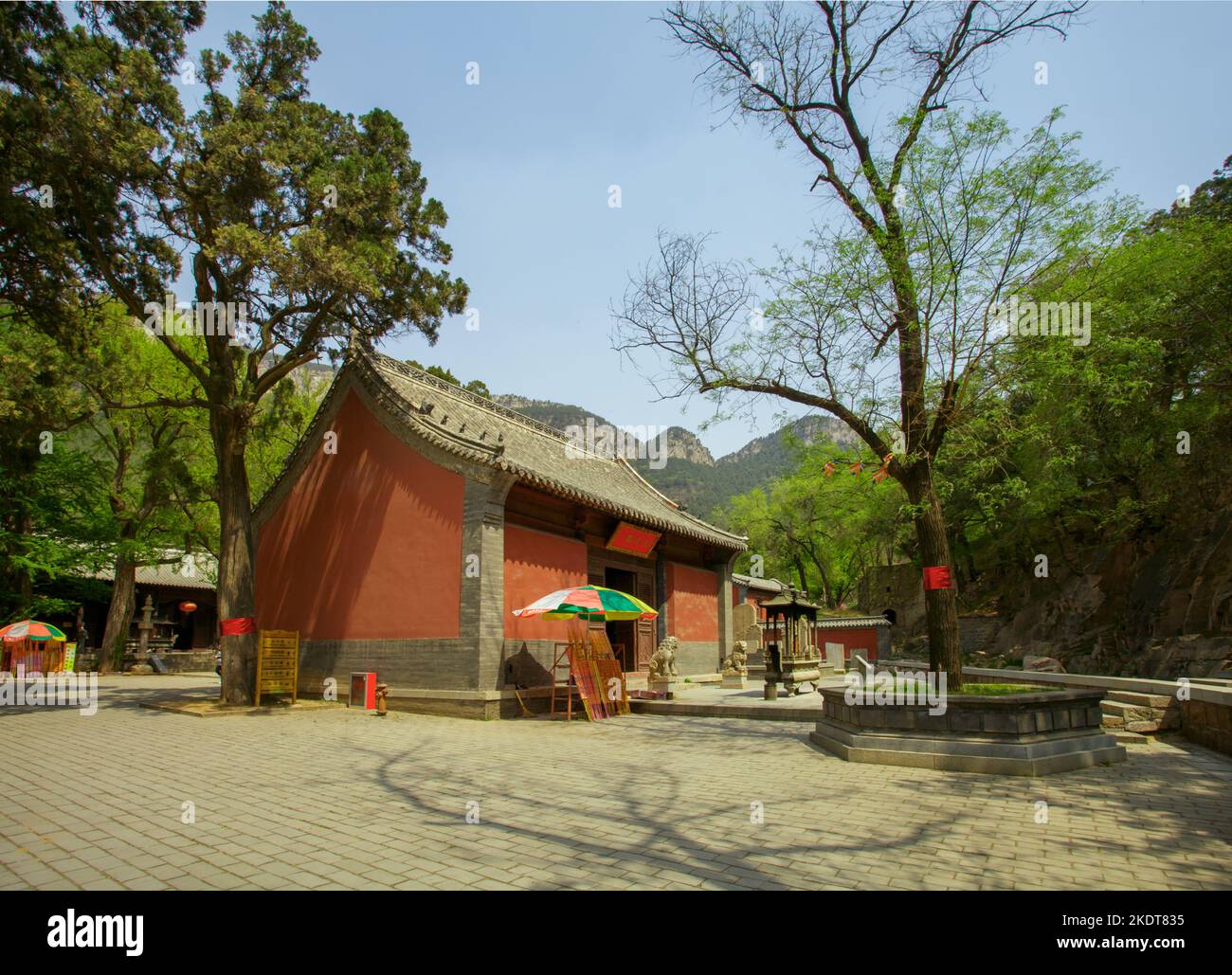 Lingyan temple nine mountain Stock Photo - Alamy