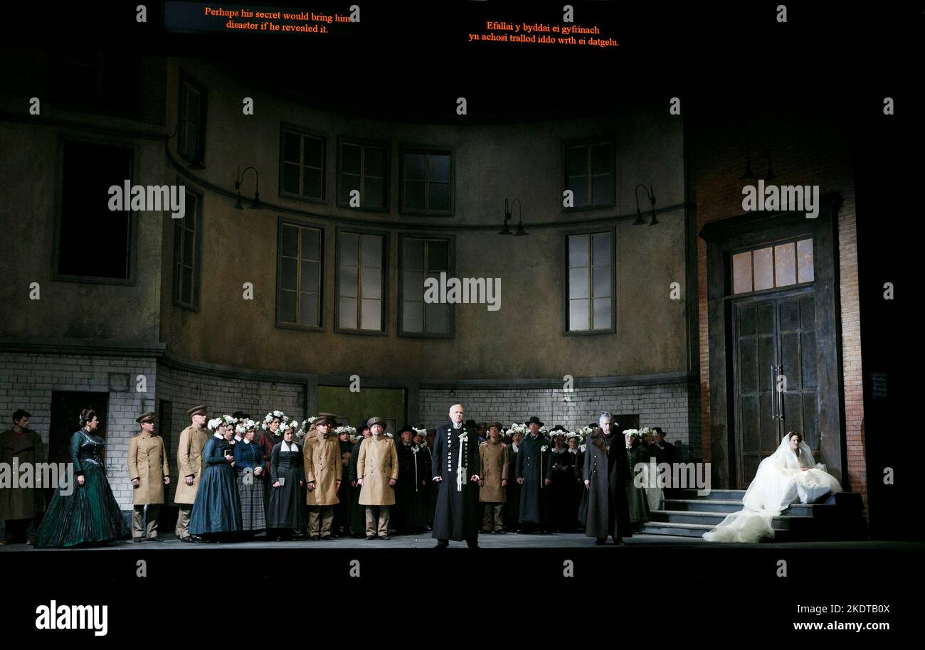 front left: Susan Bickley (Ortrud) centre: Peter Wedd (Lohengrin) right ...