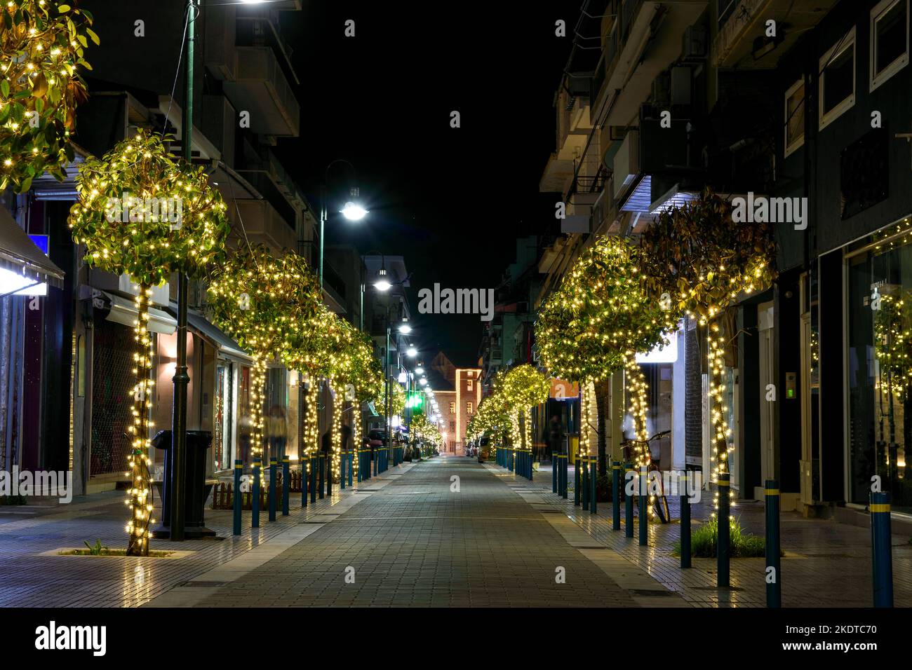 Promenade with trees decorated with Christmas lights Stock Photo - Alamy