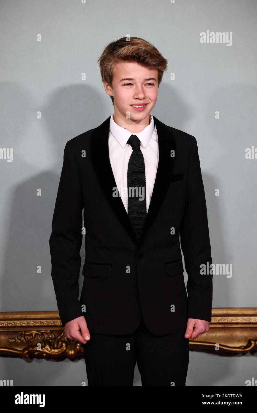 The crown tv series 2022 hi-res stock photography and images - Alamy