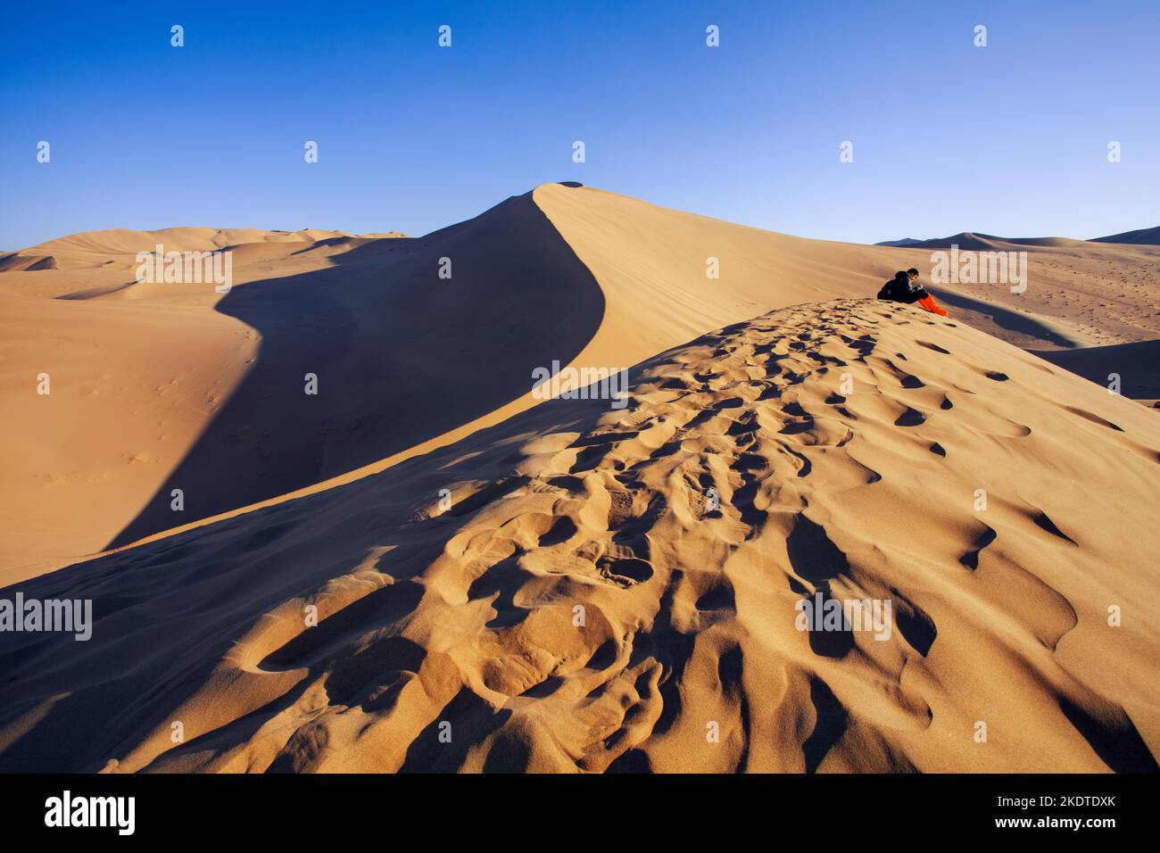 Singing sand dunes silk road hi-res stock photography and images - Alamy