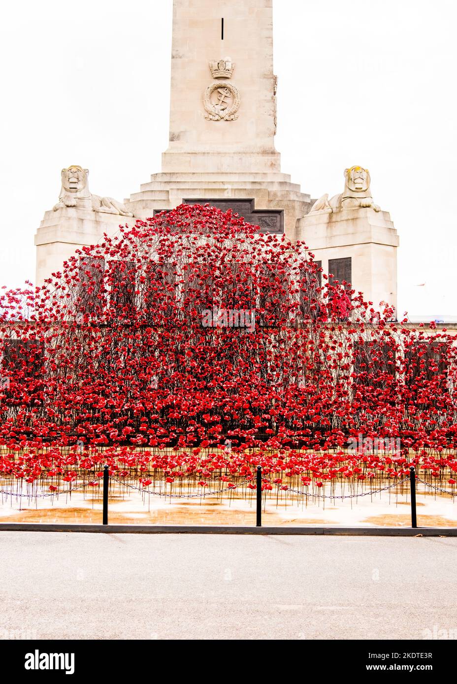 Ceramic poppy memorial hi-res stock photography and images - Alamy