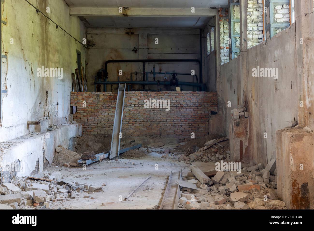 Broken floor, trash and clutter in an abandoned room Stock Photo - Alamy Broken floor, trash and clutter in an abandoned room Stock Photo - Alamy