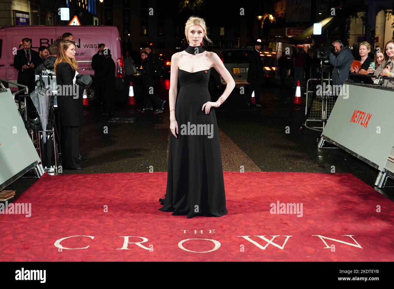 Elizabeth Debicki arrives at the World premiere of The Crown series ...