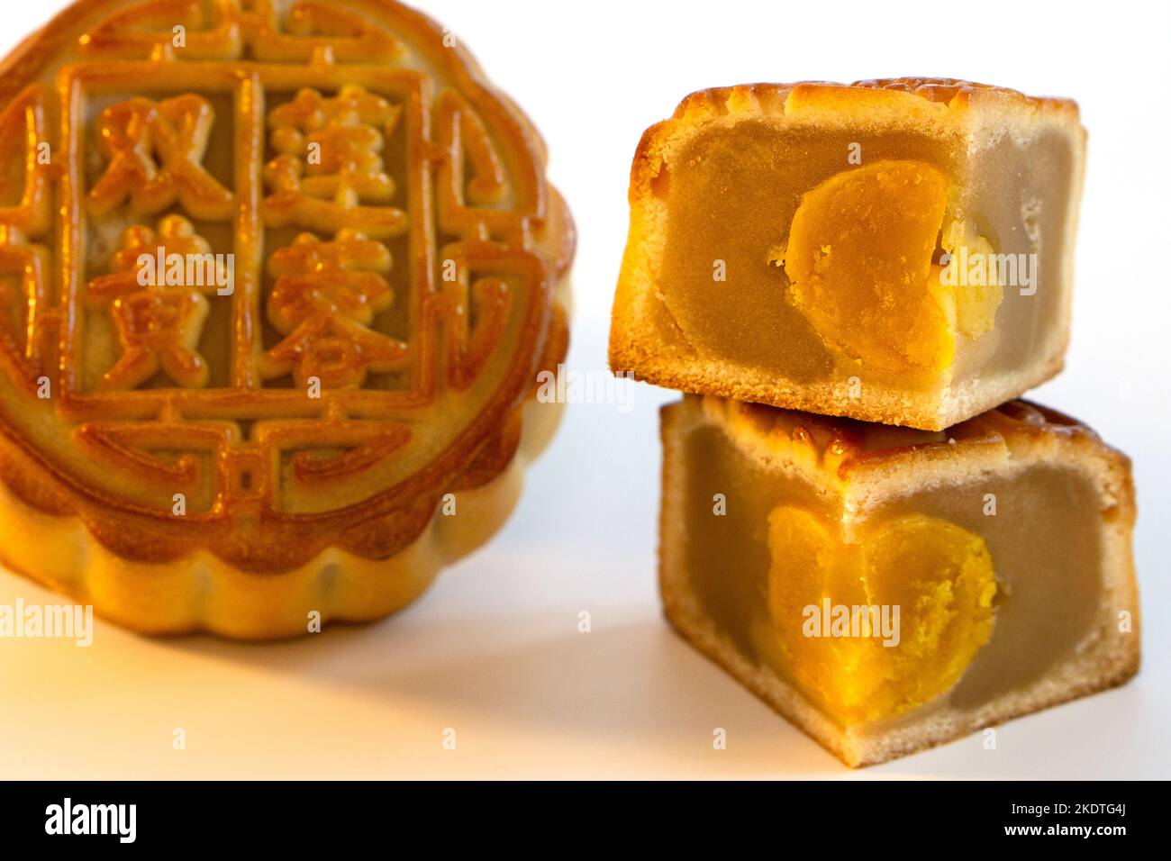 Mid autumn festival moon cake cut hi-res stock photography and images ...