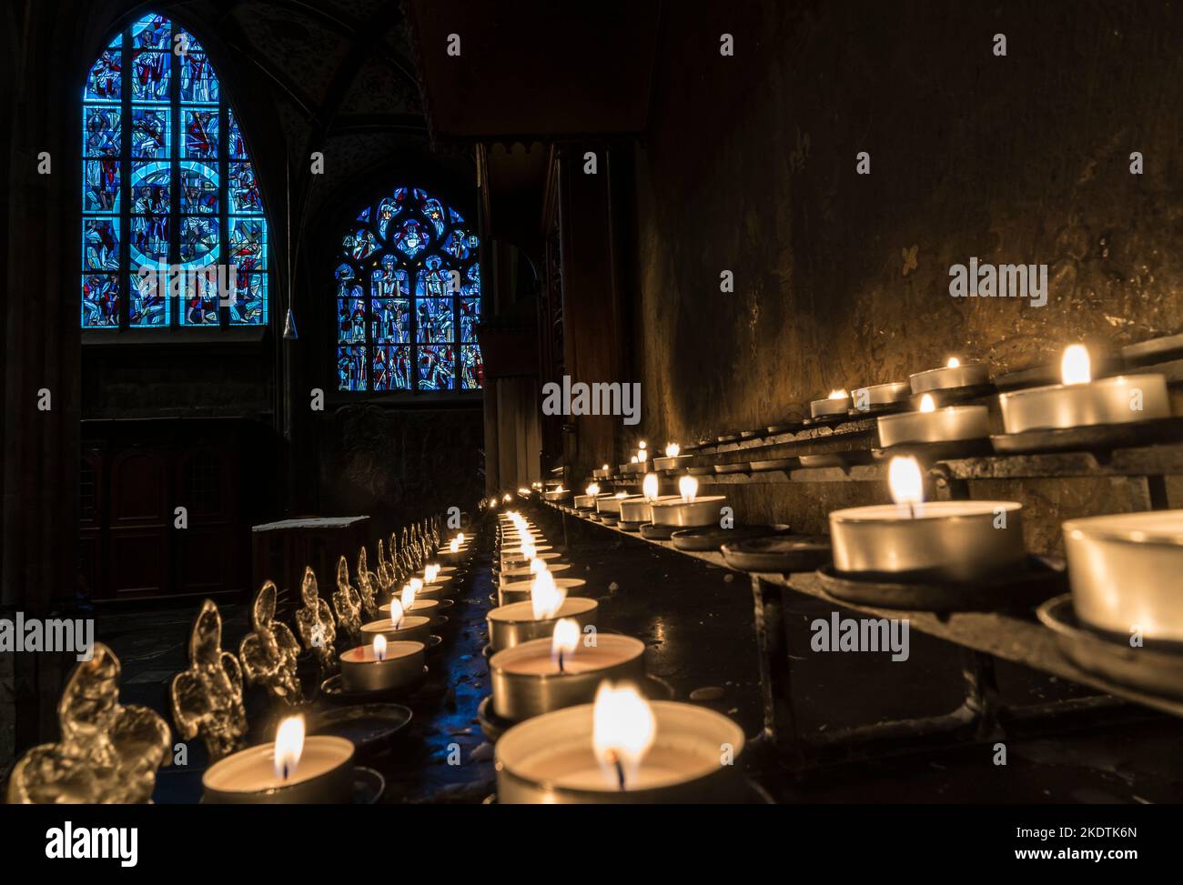 praying candles in a church Stock Photo - Alamy