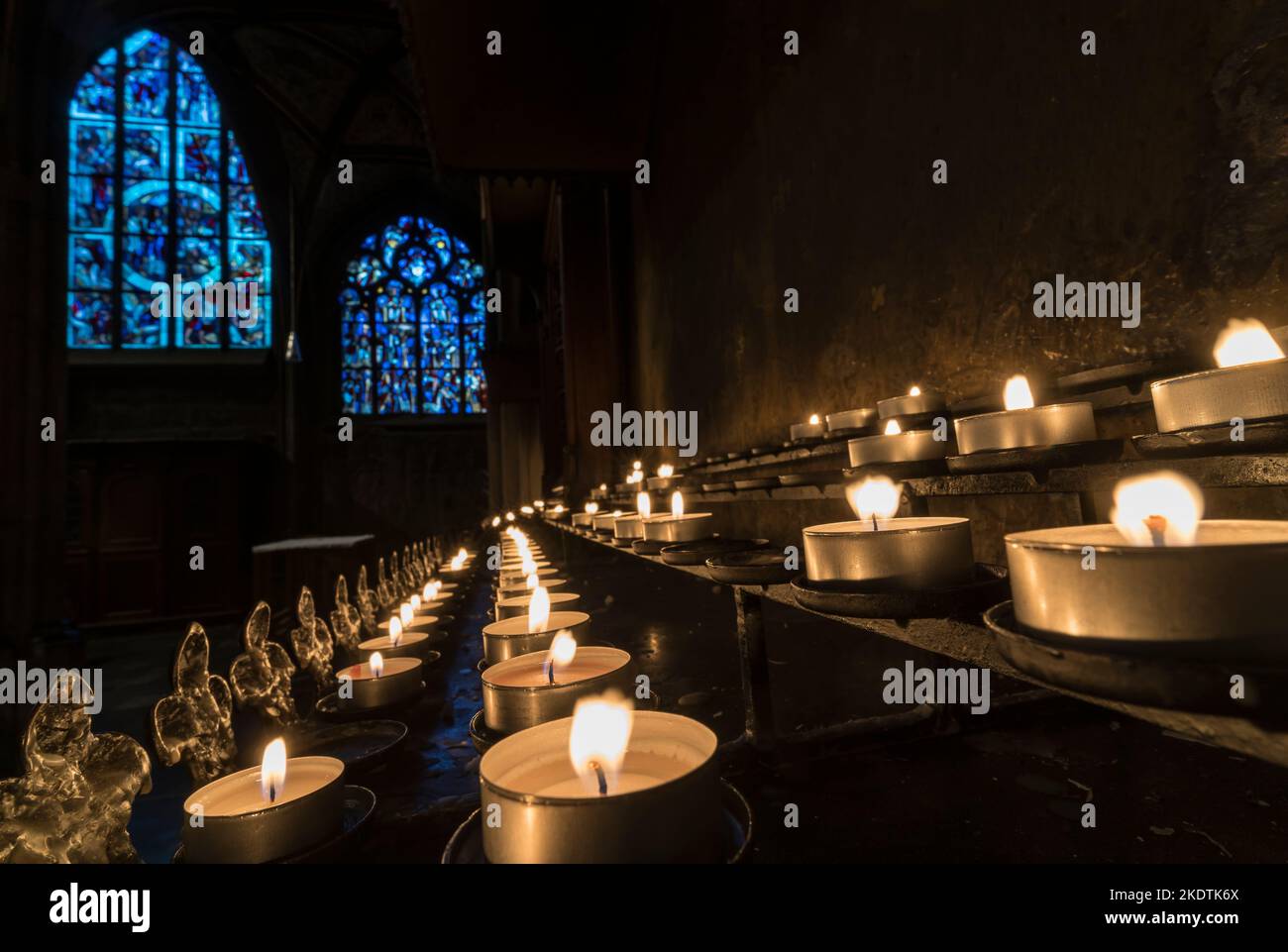 praying candles in a church Stock Photo - Alamy