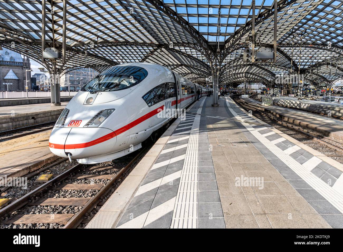 ICE 3 high-speed train at Cologne main station Stock Photo - Alamy