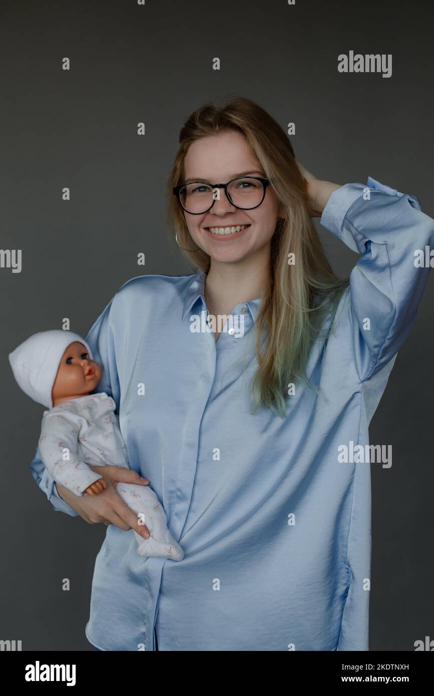 Happy future mother take birth preparation course, gray wall background ...