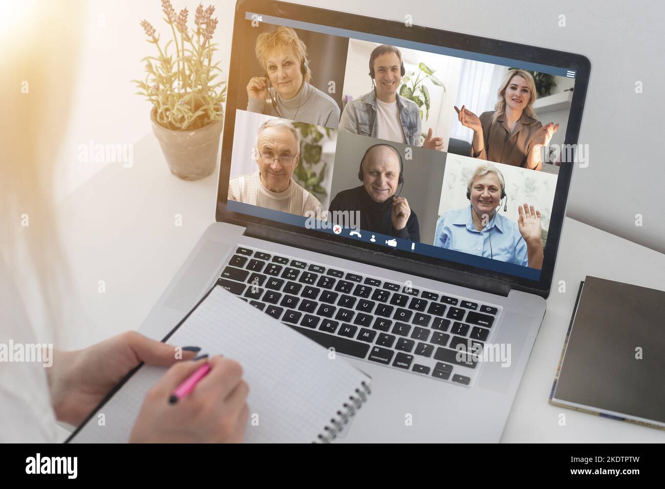 Laptop screen faces camera hi-res stock photography and images - Alamy