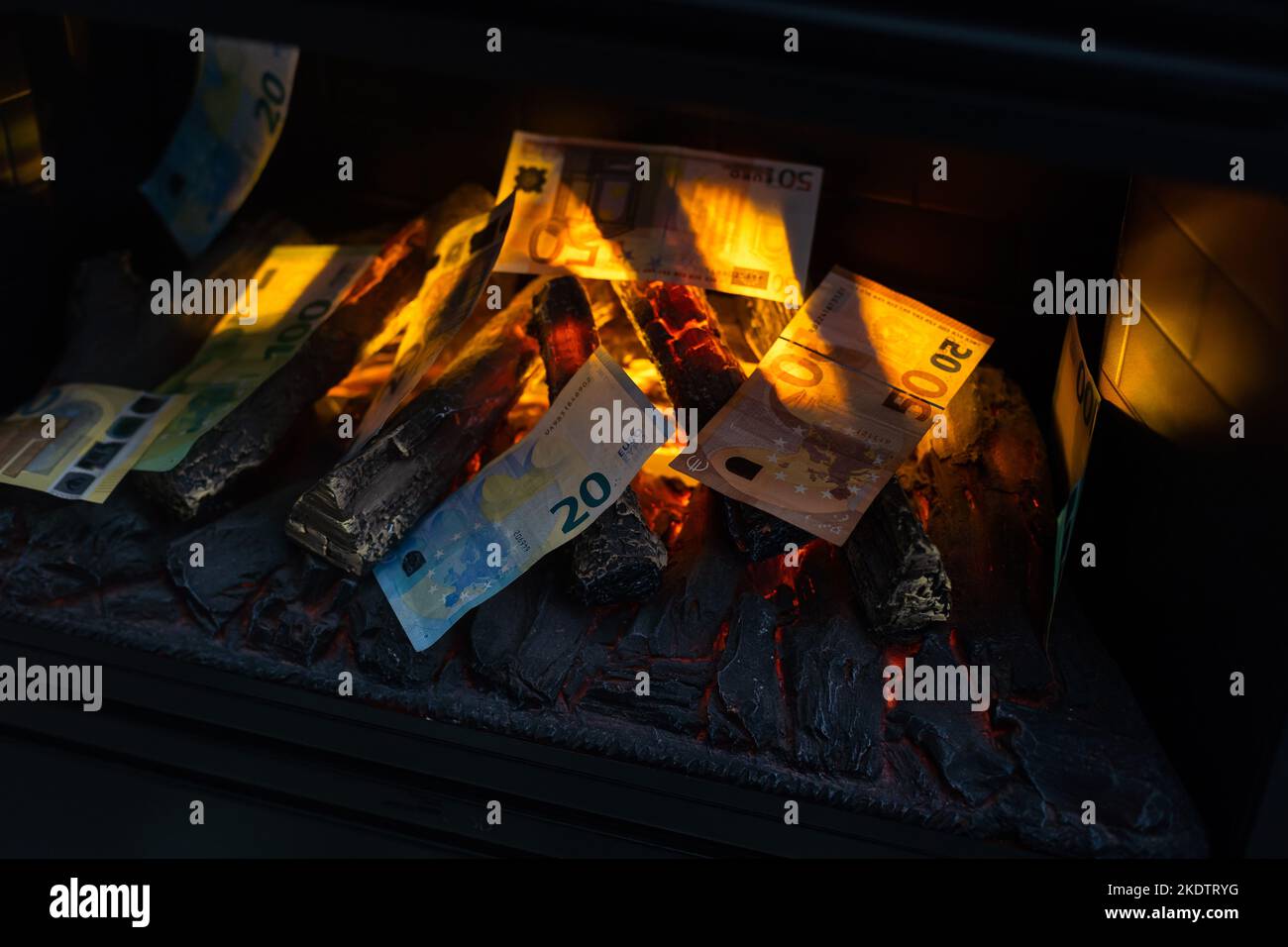 Banknotes burn in the fireplace hi-res stock photography and images - Alamy