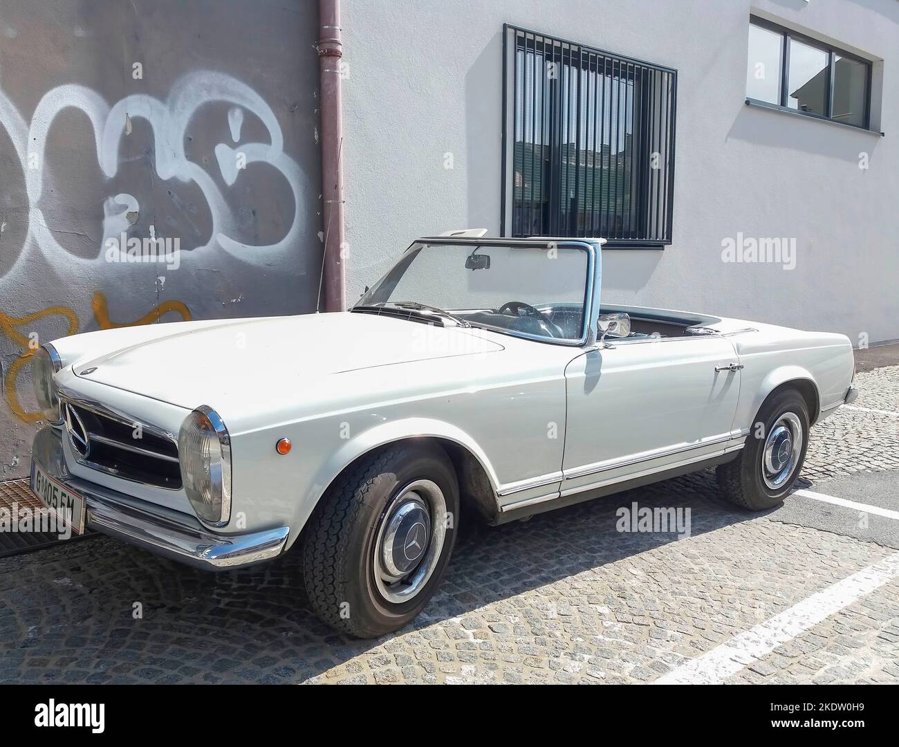 White mercedes convertible car hi-res stock photography and images - Alamy