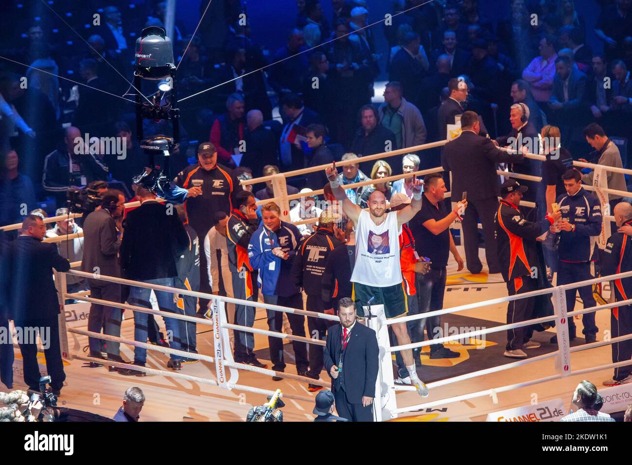 28-11-2015 Dusseldorf Germany. the new champion Tyson Fury stood on the ...
