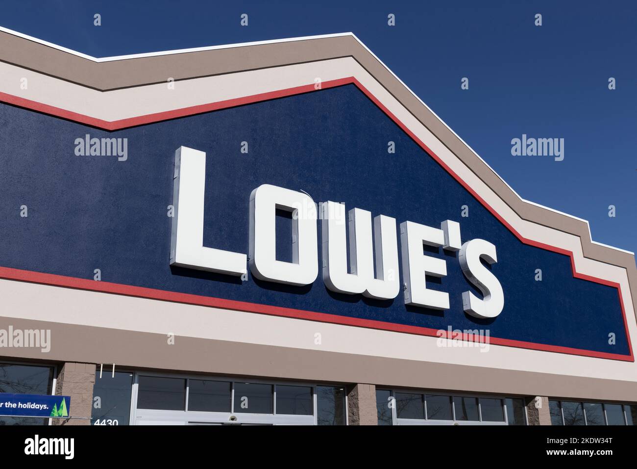Ft. Wayne - Circa November 2022: Lowe's Home Improvement Warehouse ...