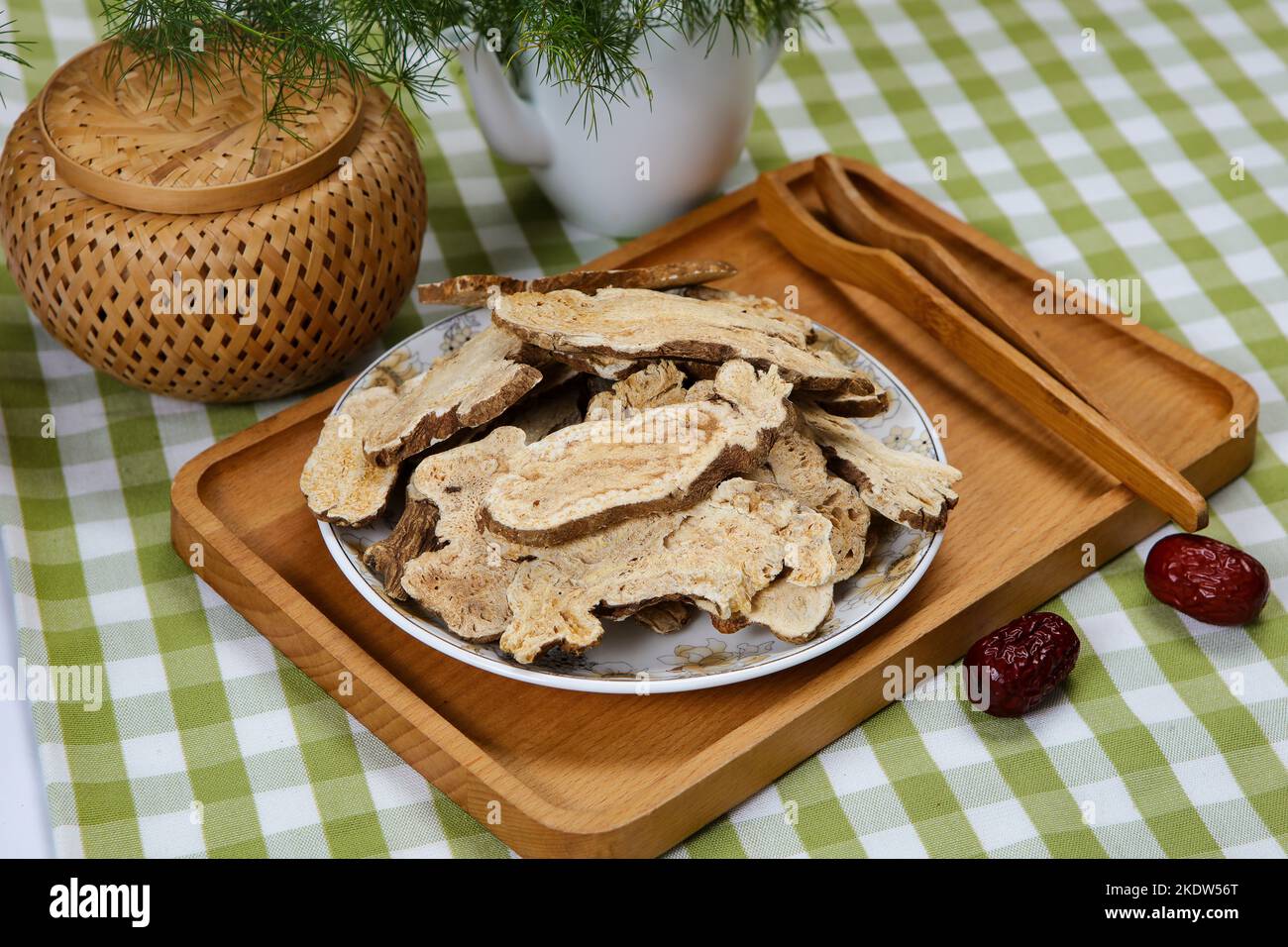 Chinese herbal medicine atractylodes Stock Photo - Alamy
