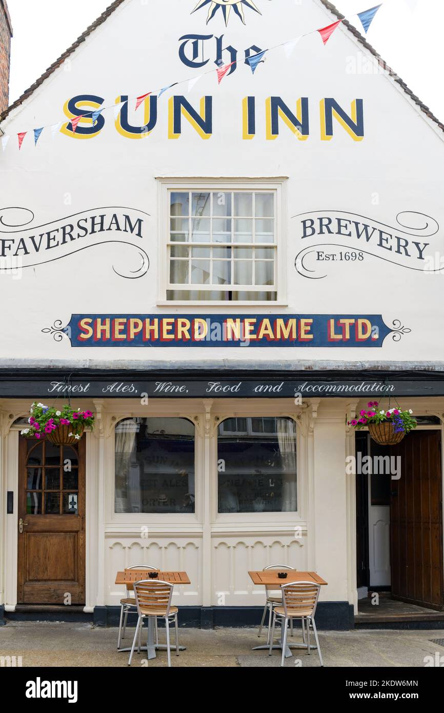 The Sun Inn Sheperd Neame pub - Faversham, Kent, England, UK Stock ...