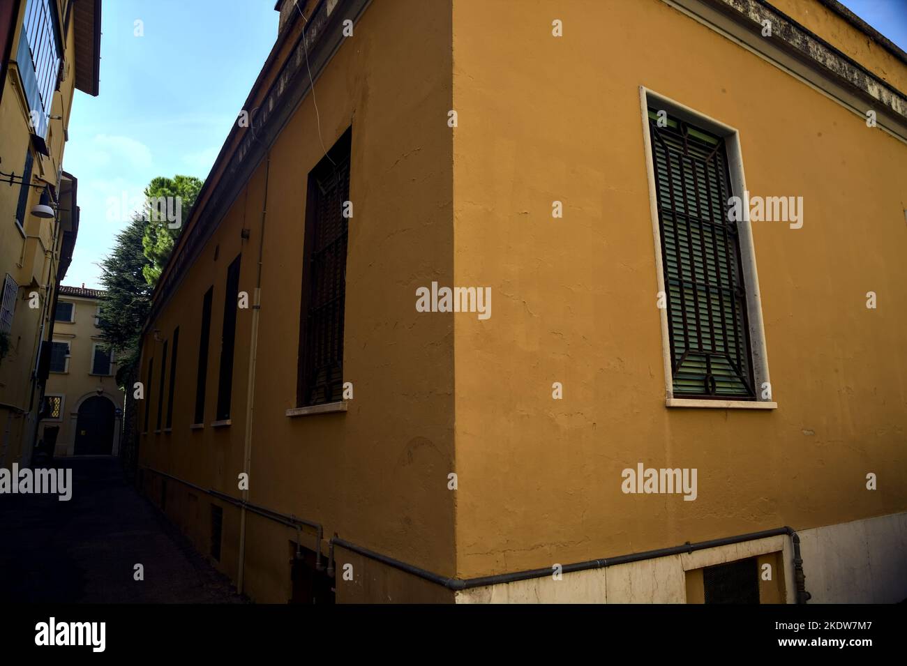 Corner of a narrow street in an italian town Stock Photo - Alamy