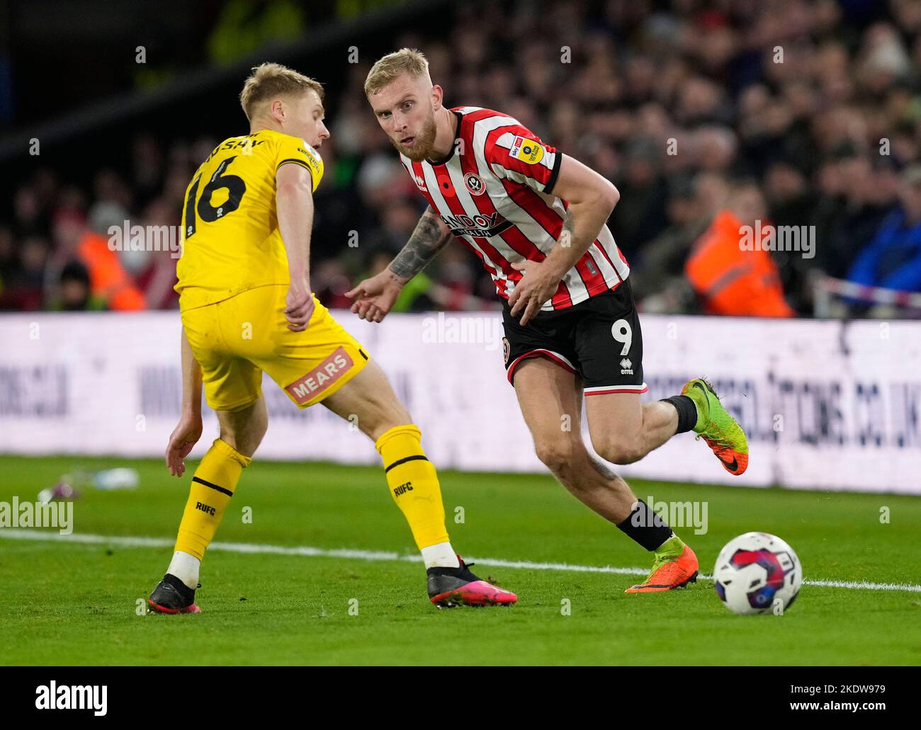 Sheffield, UK. 8th Nov, 2022. Oliver McBurnie of Sheffield Utd gets ...