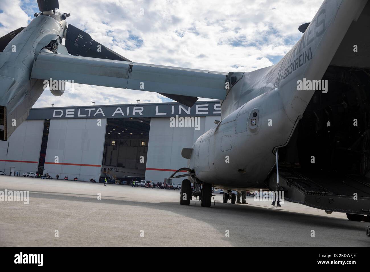 U.S Marines with the Aviation Combat Element, 22nd Marine Expeditionary ...