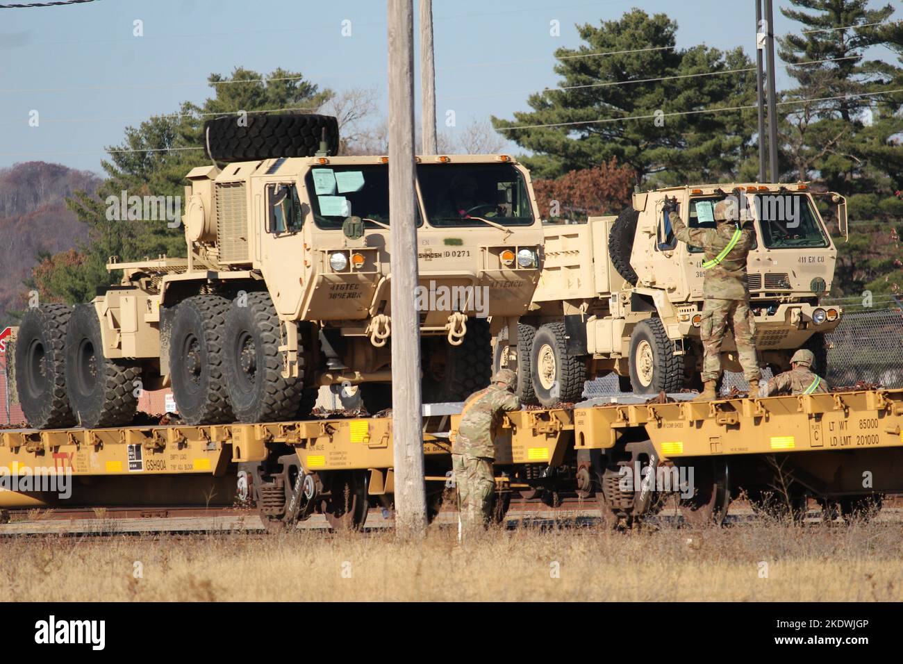 Soldiers with the Army Reserve’s 411th Engineer Company load railcars ...