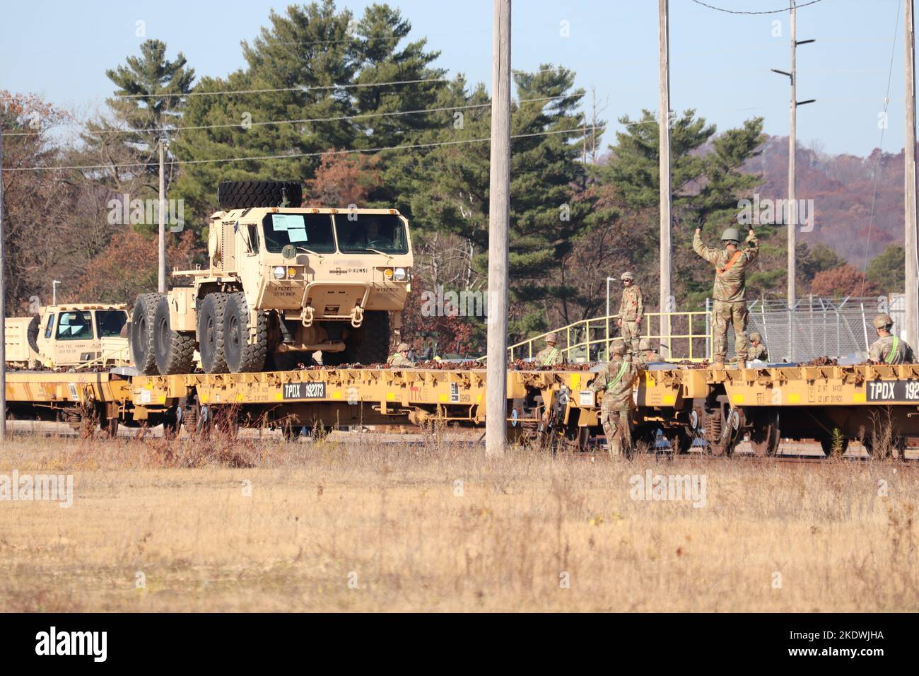 Soldiers with the Army Reserve’s 411th Engineer Company load railcars ...