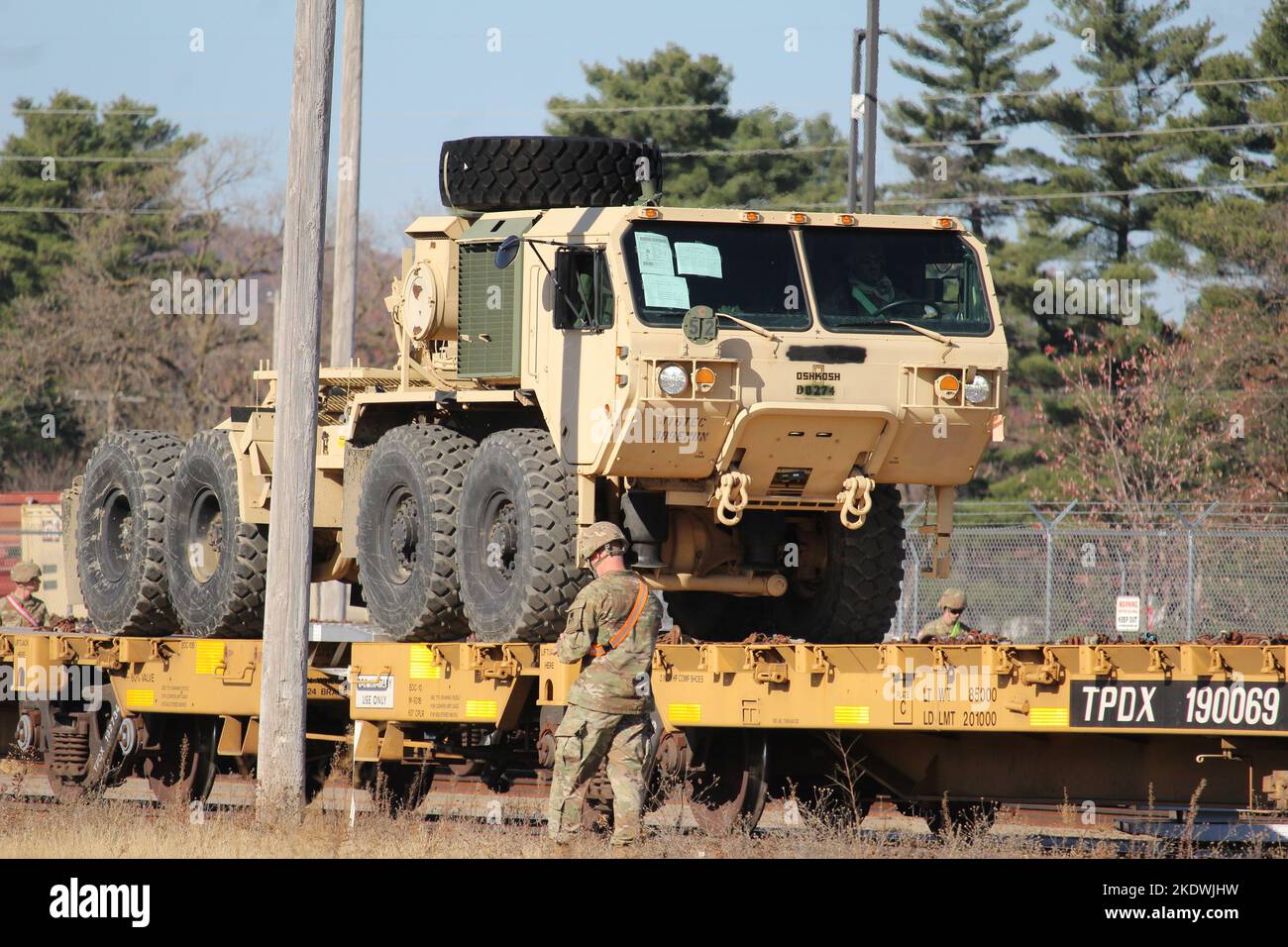 Soldiers with the Army Reserve’s 411th Engineer Company load railcars ...