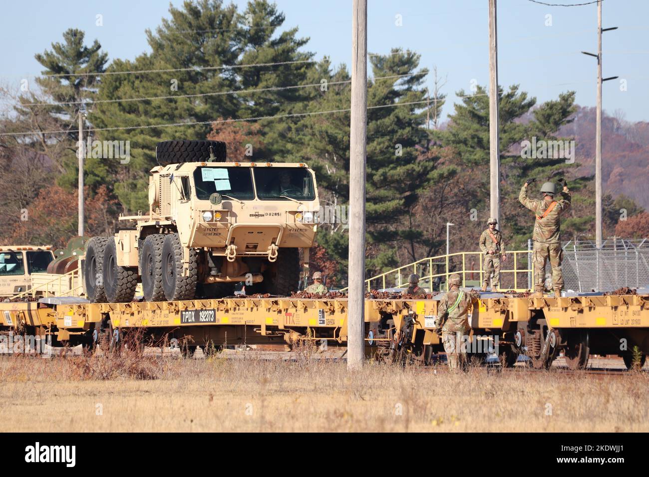 Soldiers with the Army Reserve’s 411th Engineer Company load railcars ...