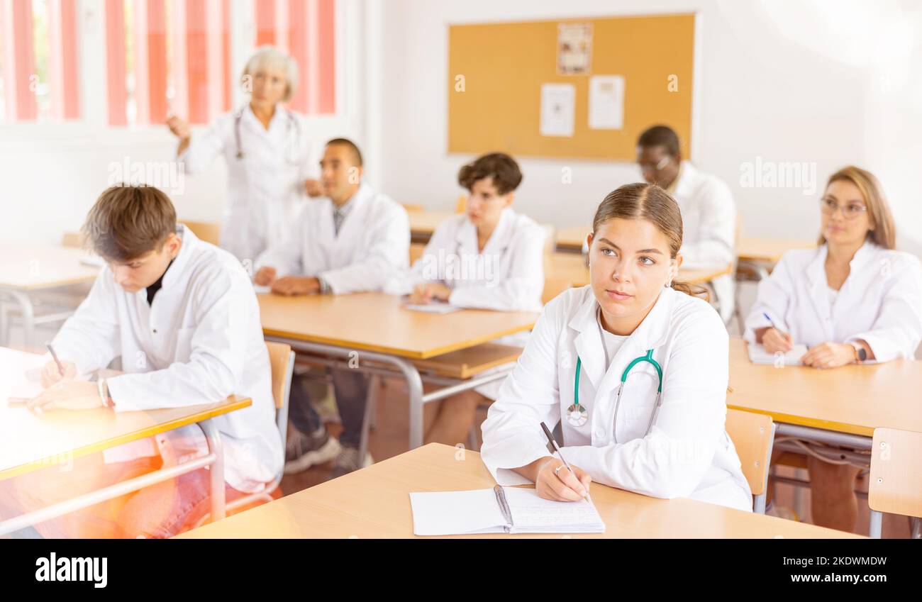 Medical students in classroom hi-res stock photography and images - Alamy