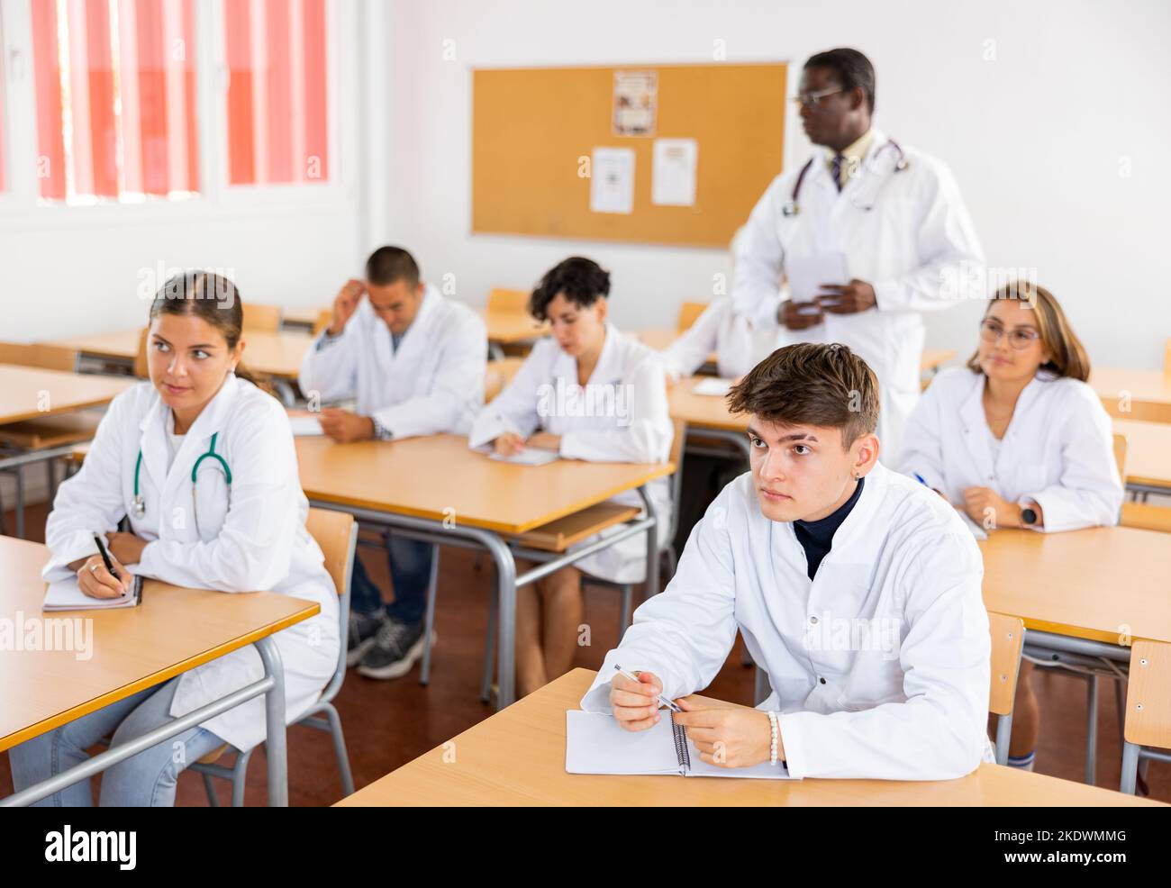 Medical students anatomy lecture hi-res stock photography and images ...