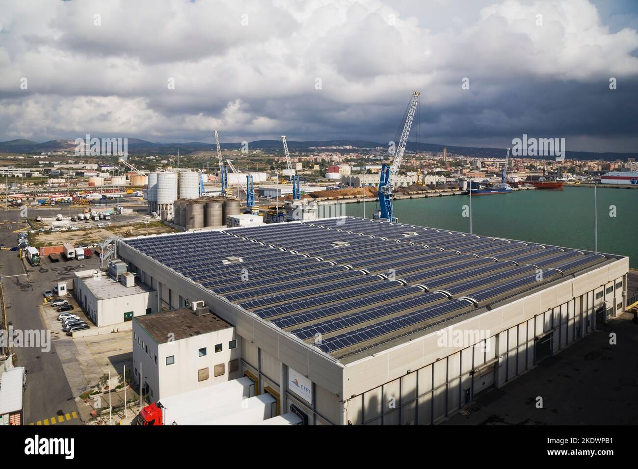 Solar panels roof warehouse hi-res stock photography and images - Alamy
