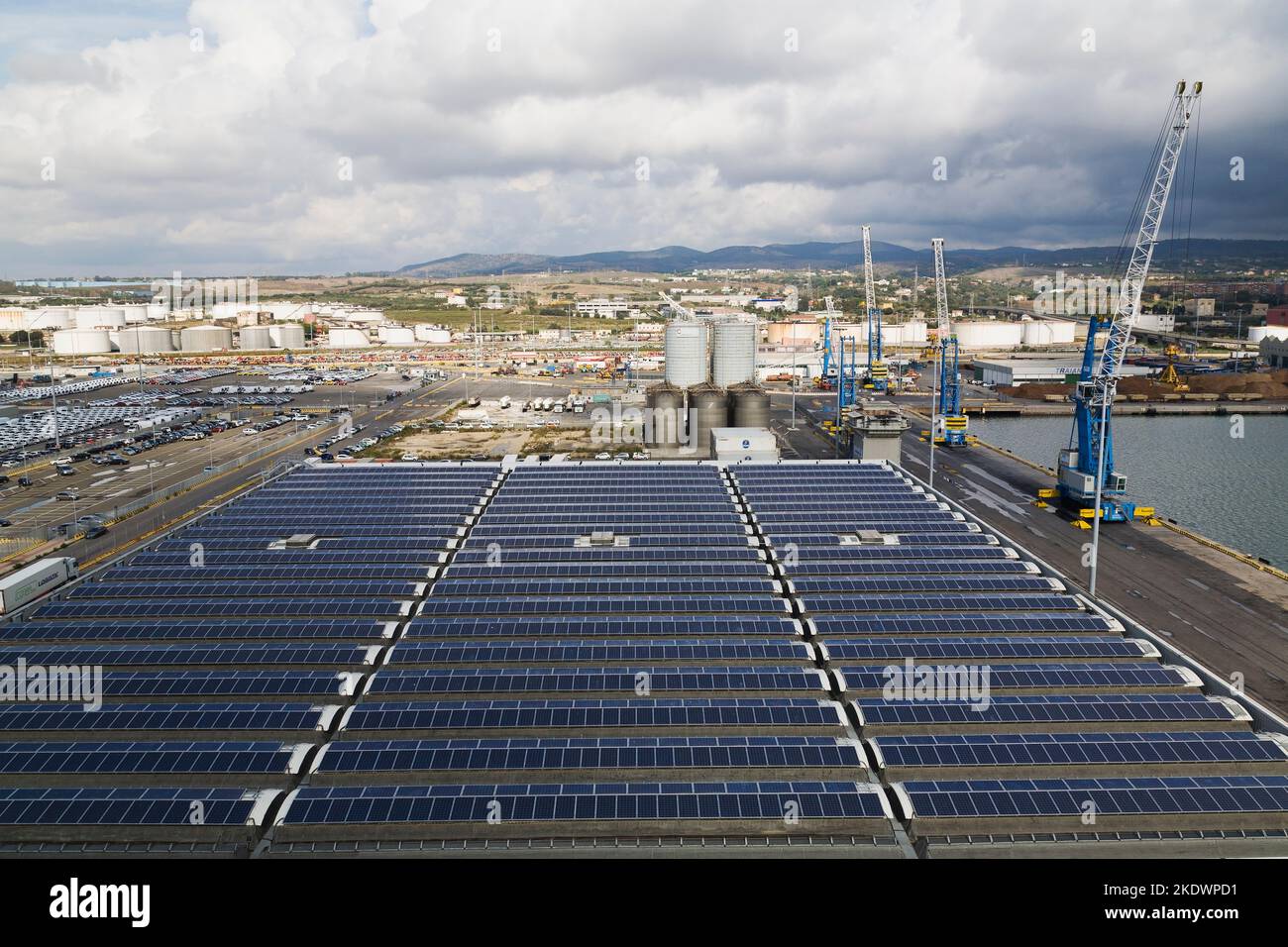 Solar panels on warehouse hi-res stock photography and images - Alamy