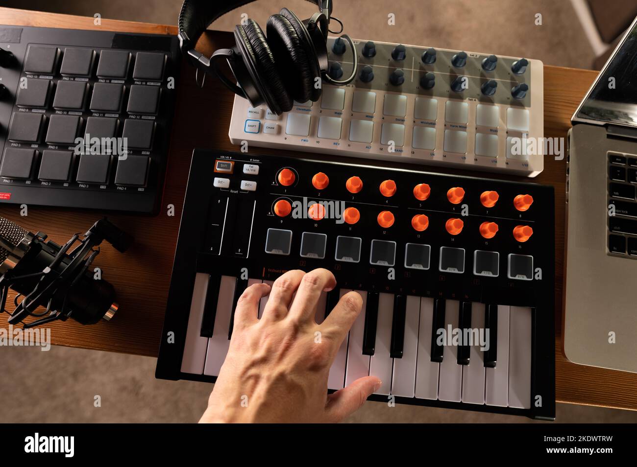 Hands female audio engineer hi-res stock photography and images - Alamy