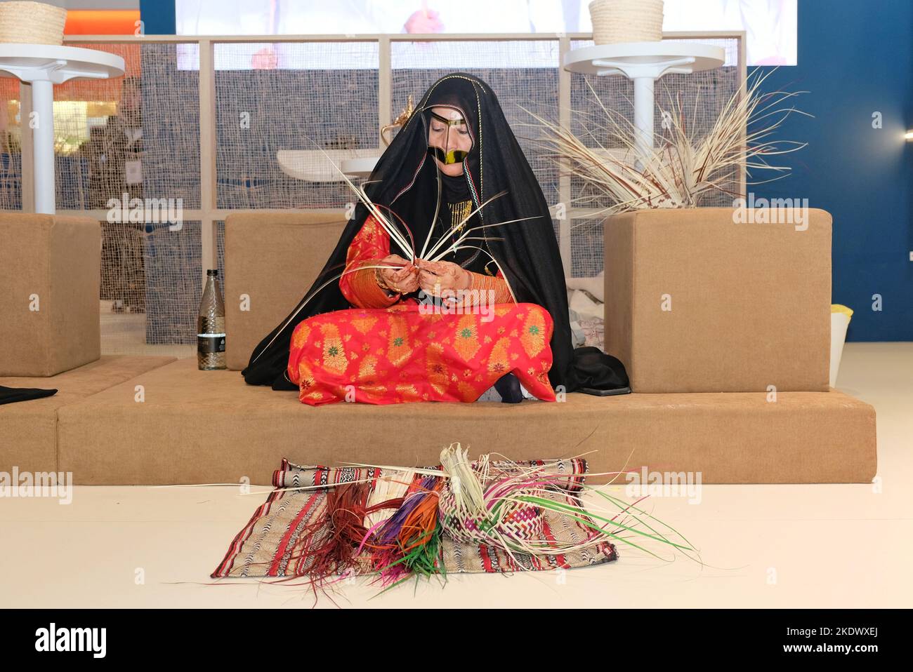 London, UK, 8th November, 2022. Abu Dhabi weavers with hennaed hands ...