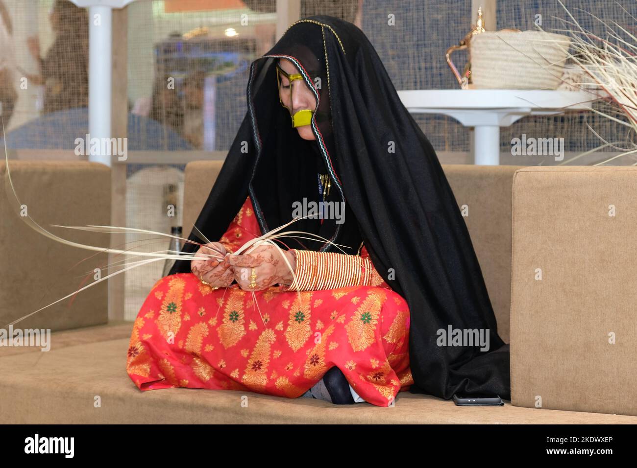 London, UK, 8th November, 2022. Abu Dhabi weavers with hennaed hands ...