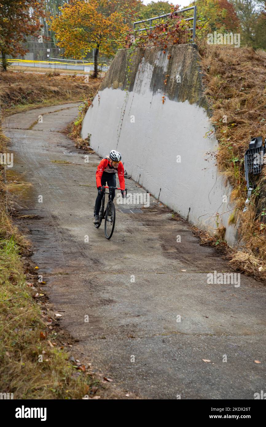 WA22724-00...WASHINGTON - Tom, working to catch up with his riders in ...